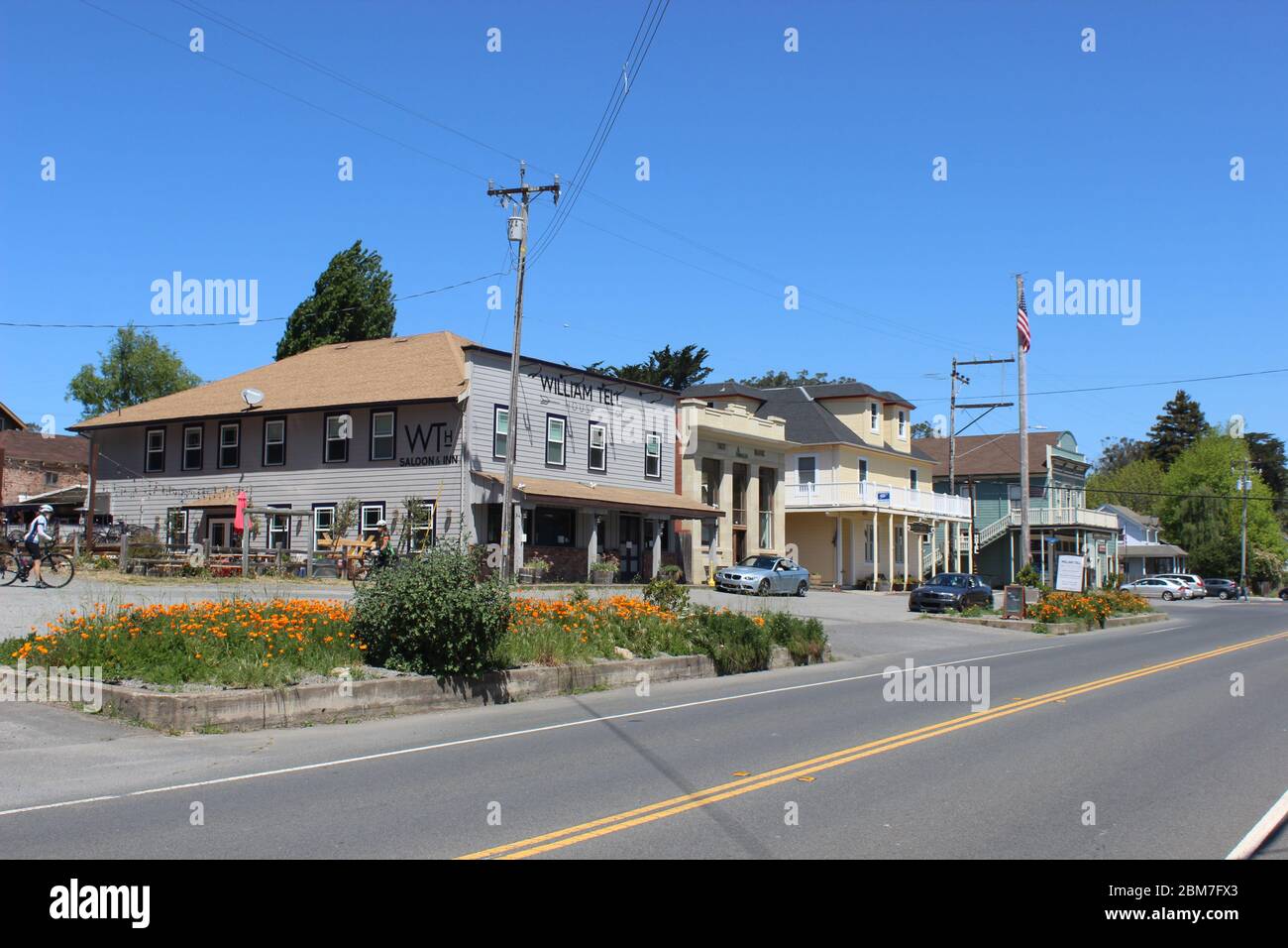 Street median hi-res stock photography and images - Alamy