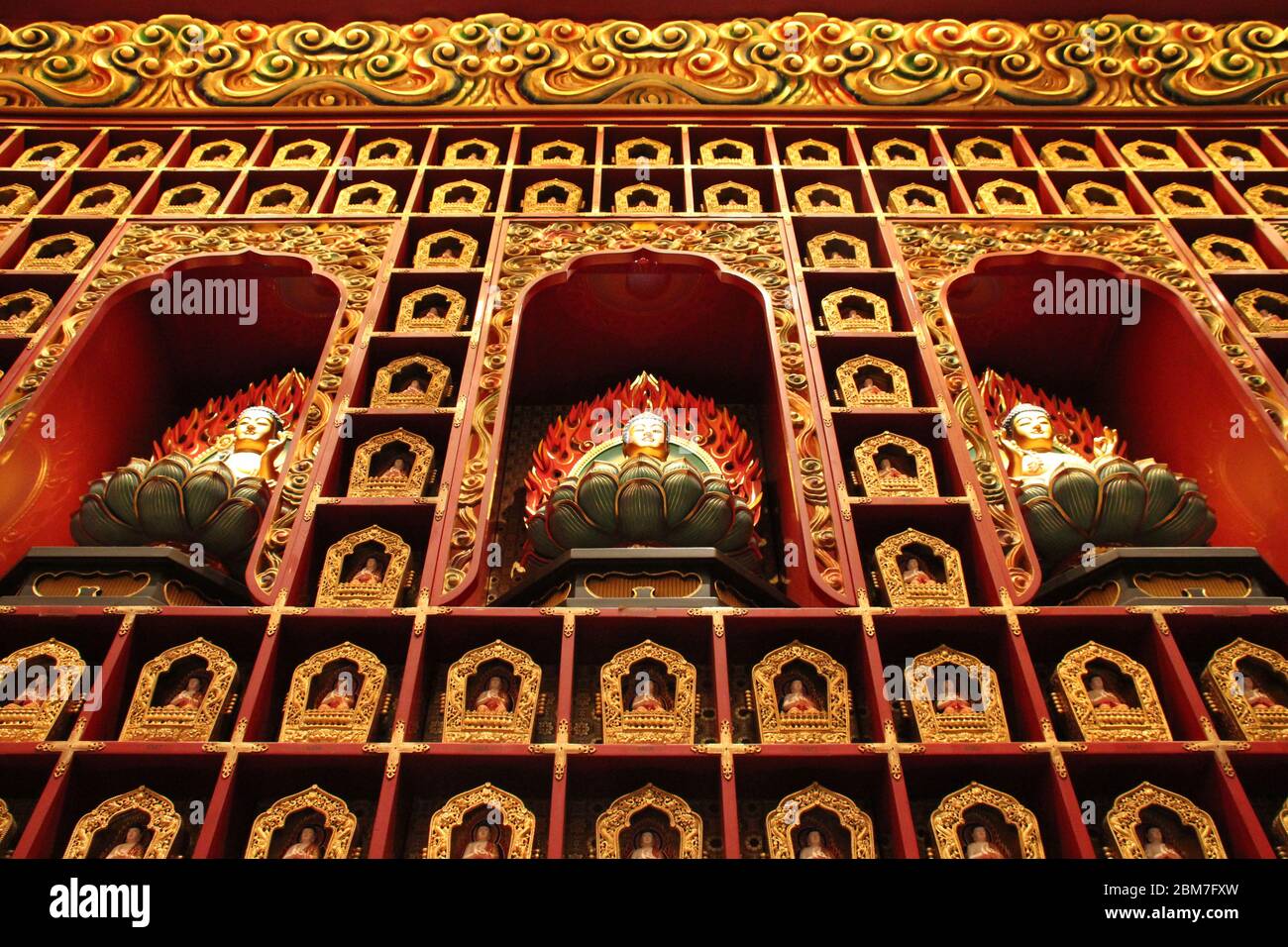 buddhist temple (buddha tooth relic) in singapore Stock Photo - Alamy
