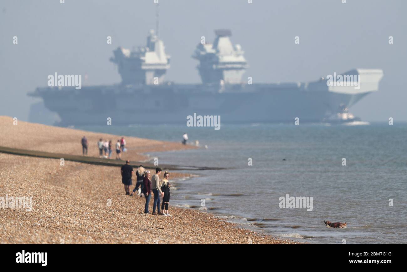 The Royal Navy aircraft carrier HMS Queen Elizabeth sails into Stokes ...