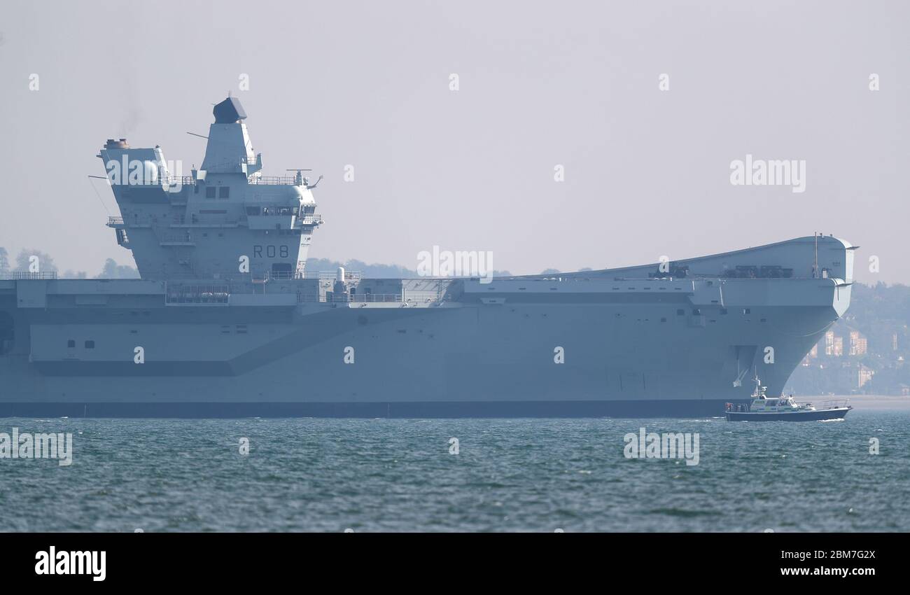The Royal Navy aircraft carrier HMS Queen Elizabeth sails into Stokes ...
