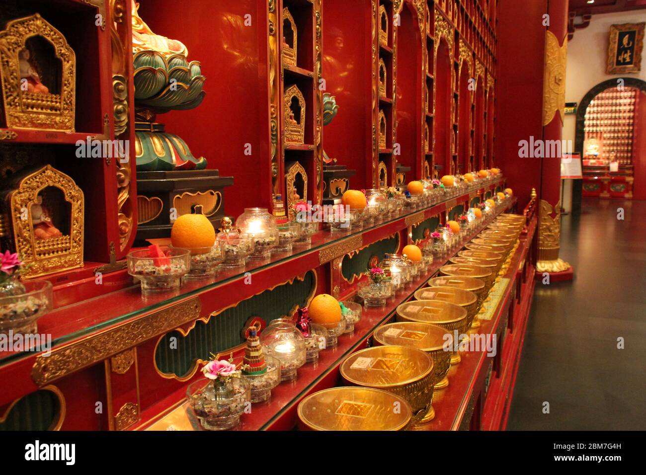 buddhist temple (buddha tooth relic) in singapore Stock Photo - Alamy