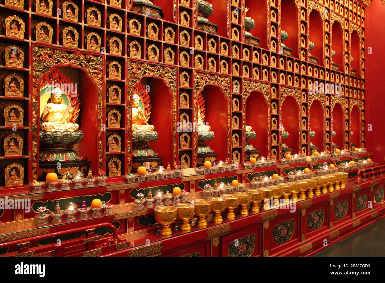 buddhist temple (buddha tooth relic) in singapore Stock Photo - Alamy