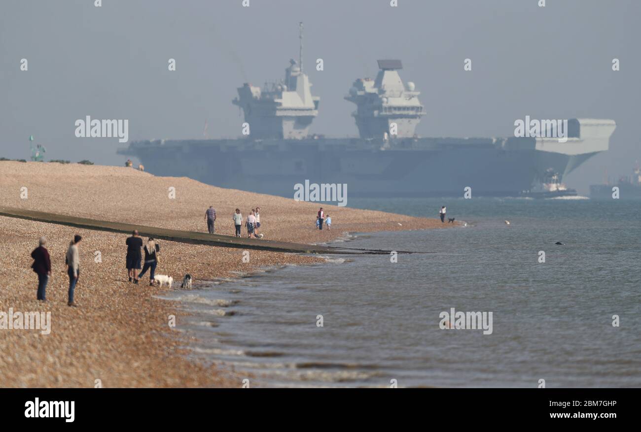 The Royal Navy aircraft carrier HMS Queen Elizabeth sails into Stokes ...