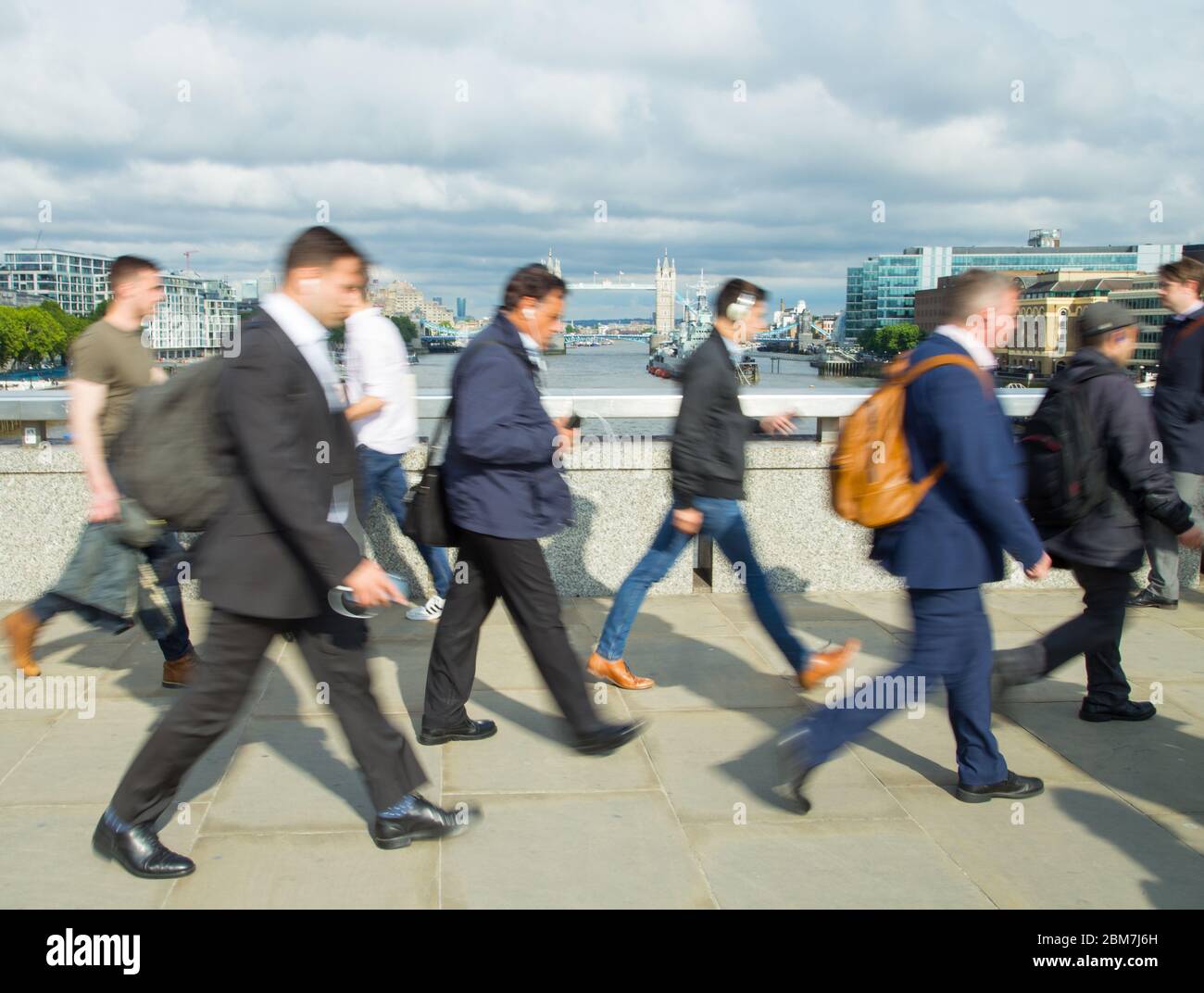 Walking to work london tower bridge hi-res stock photography and images ...