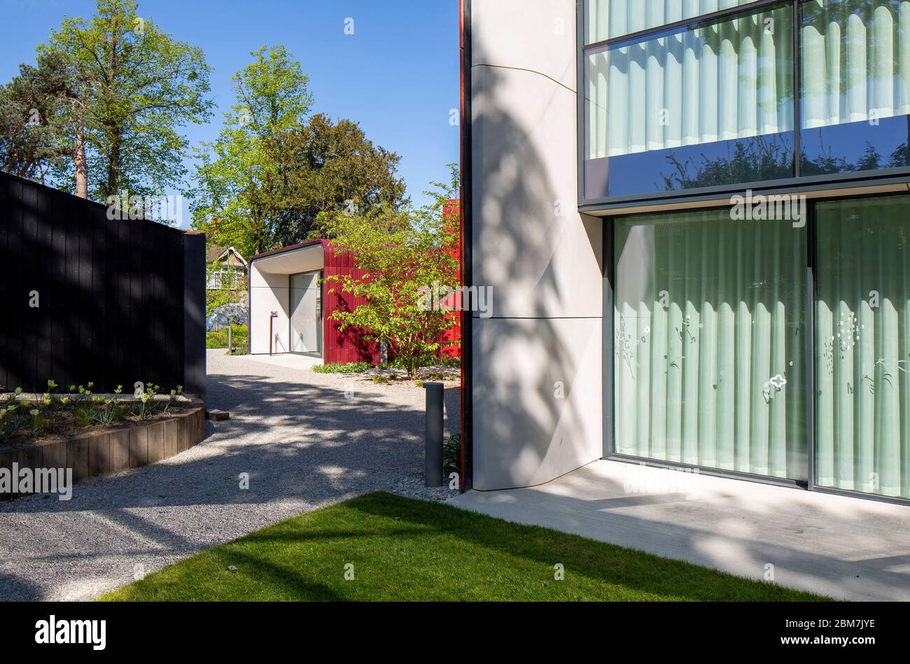 Exterior view towards main entrance. Maggie's Centre, Royal Marsden ...
