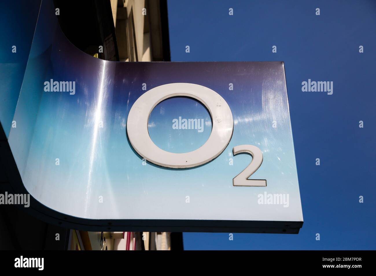 The o2 london logo hi-res stock photography and images - Alamy