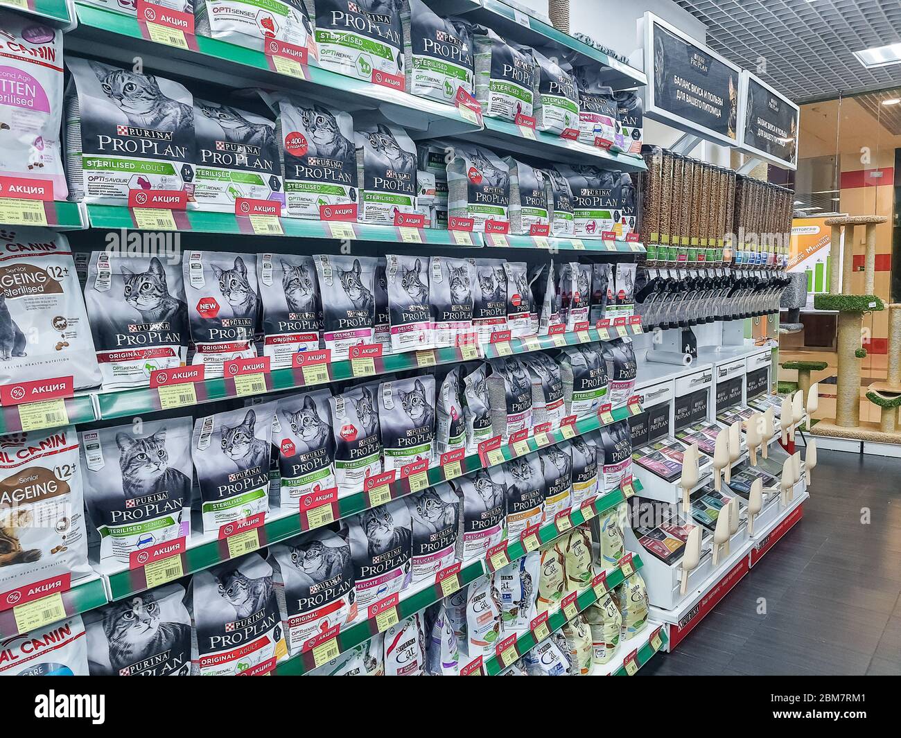 Pet food products display hi-res stock photography and images - Alamy