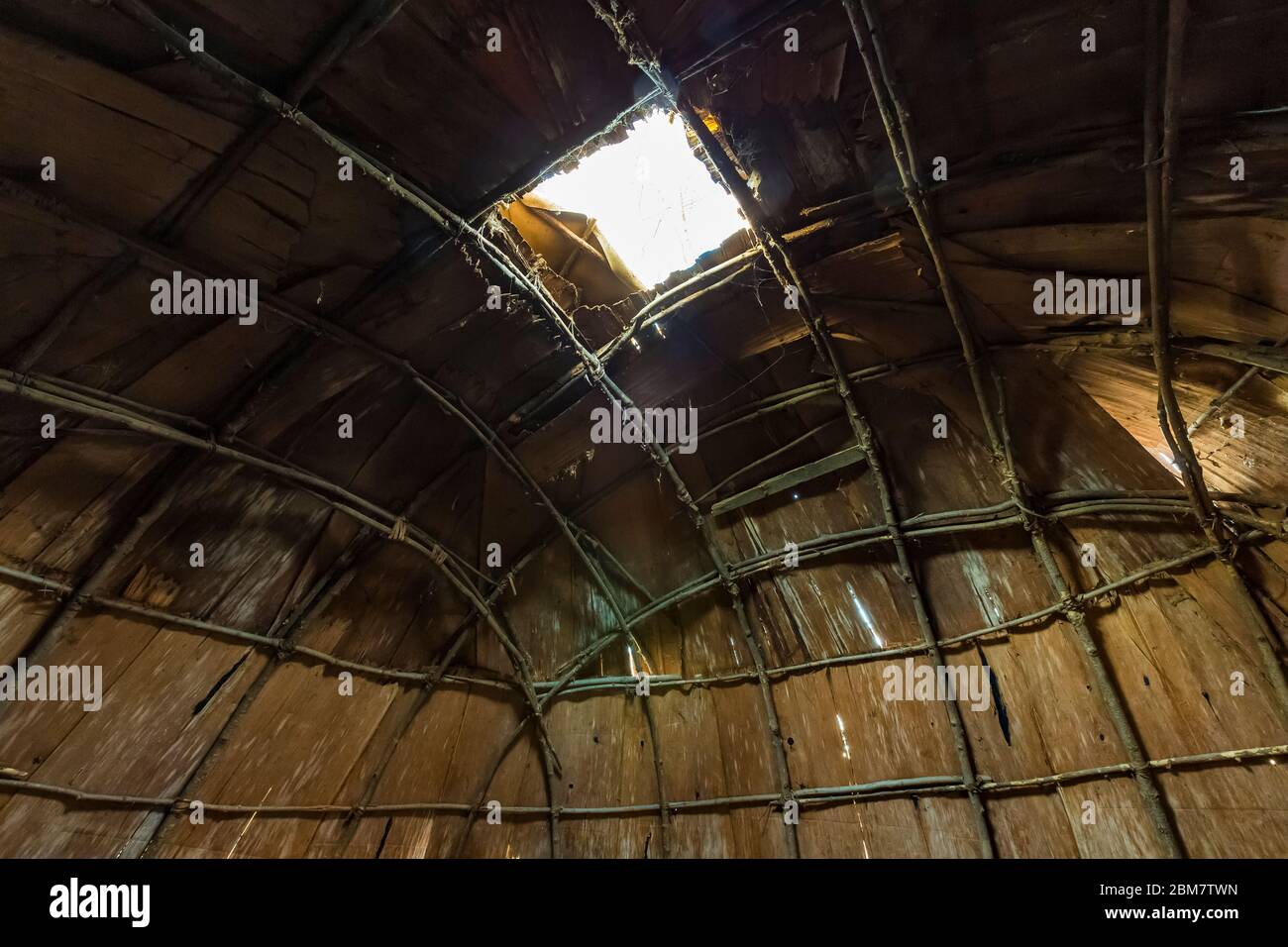 Native american indian wigwam house hi-res stock photography and images ...