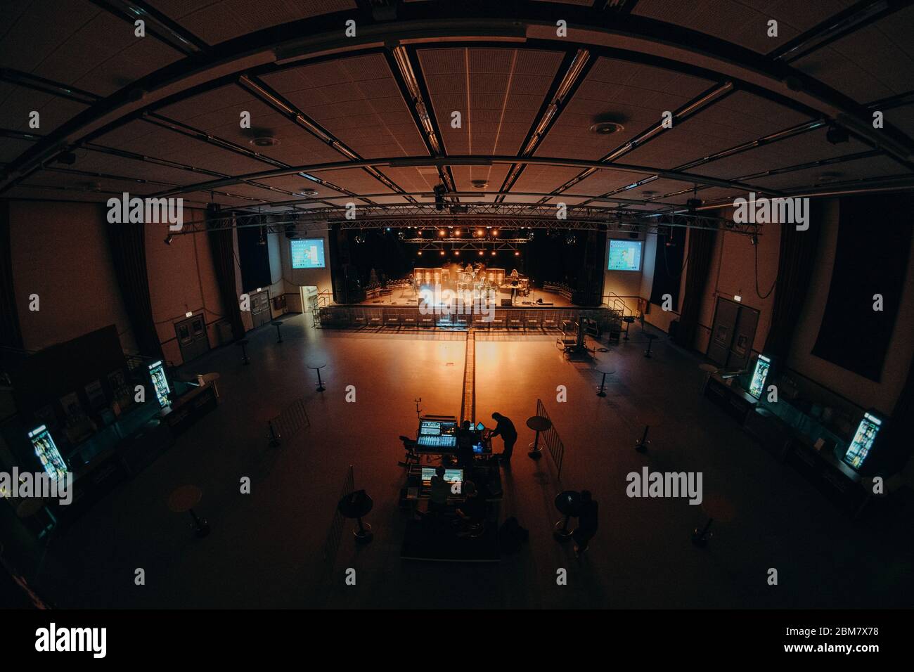 Empty broadway stage hi-res stock photography and images - Alamy