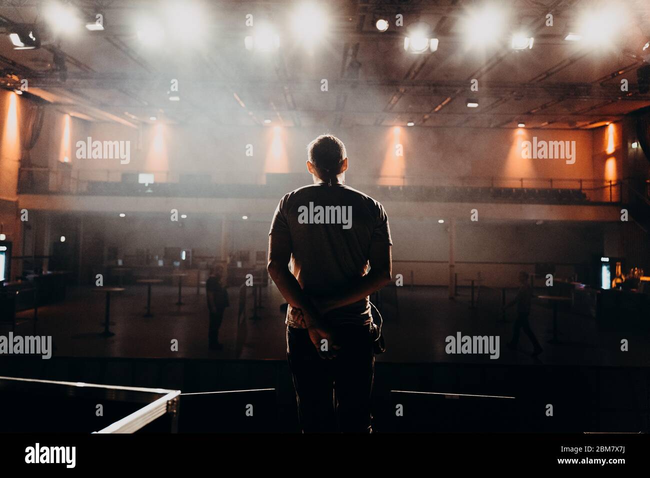 Singer on stage silhouette hi-res stock photography and images - Alamy