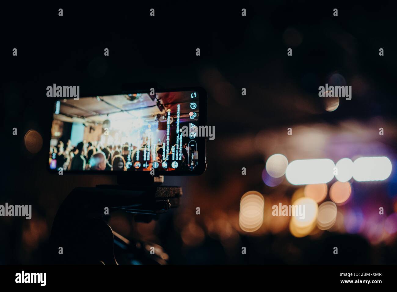 Concert people mobile phones hi-res stock photography and images - Alamy