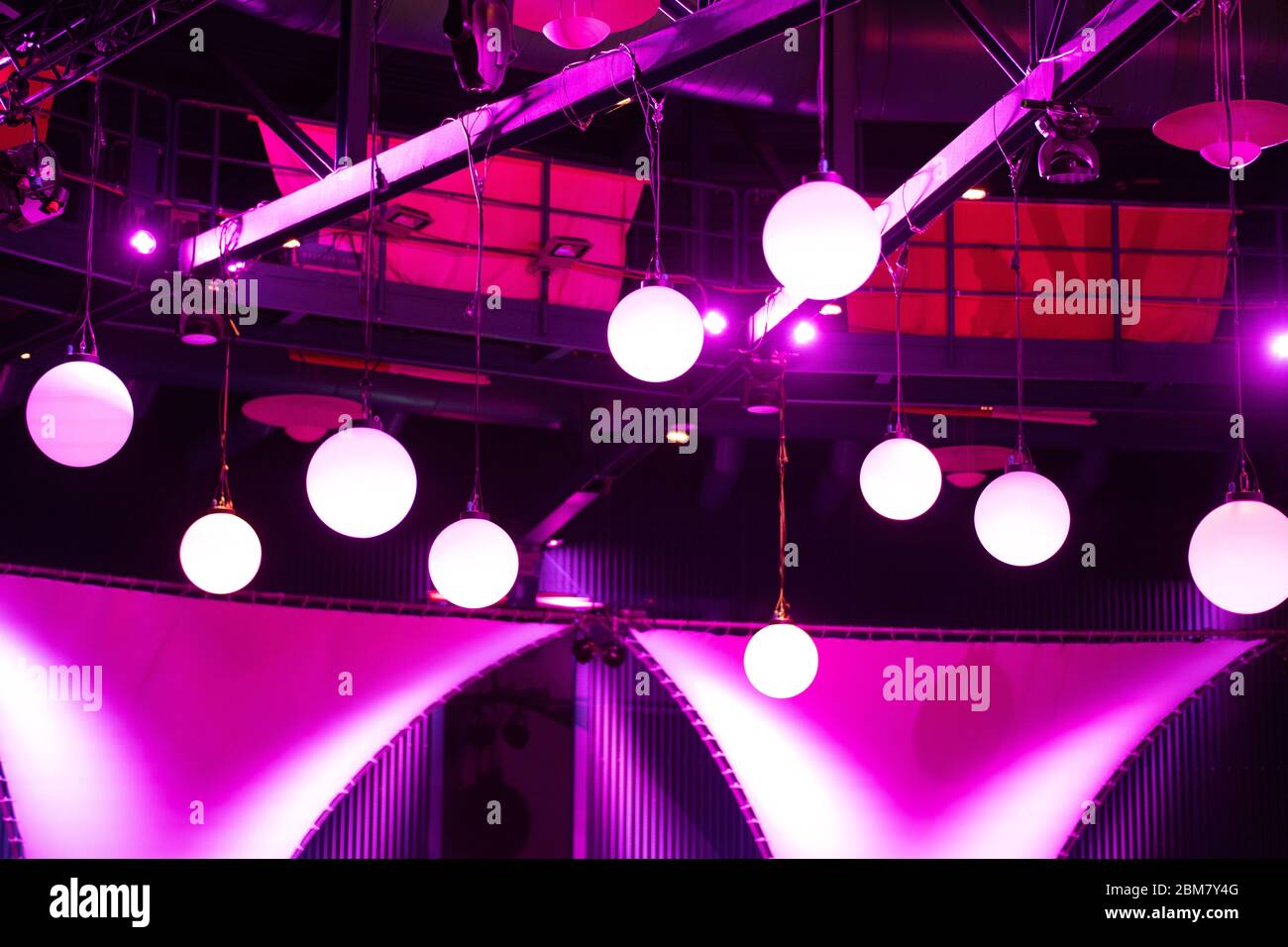 Pink stage lights hi-res stock photography and images - Alamy