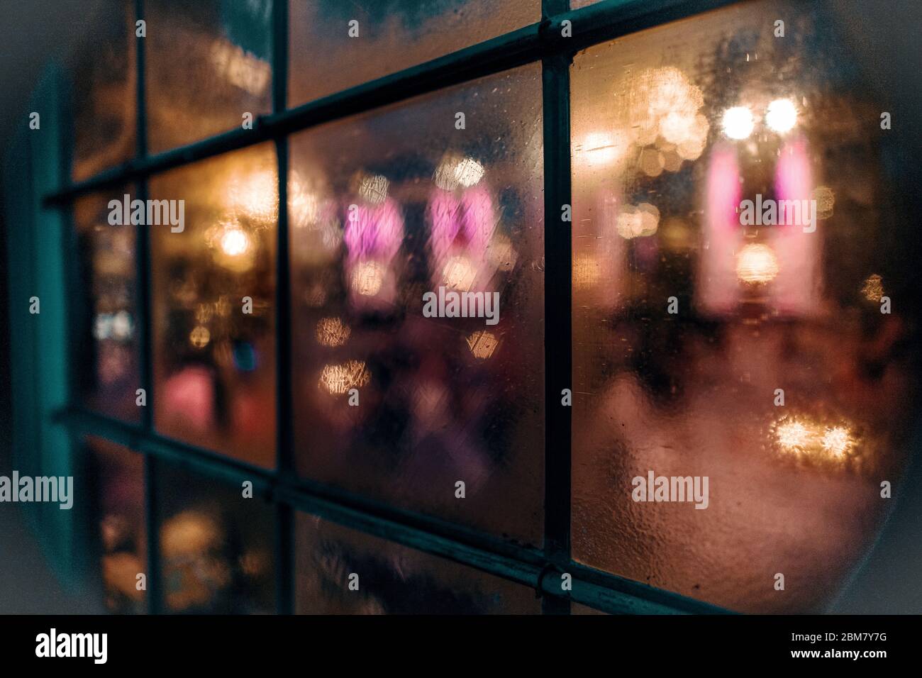 Vintage retail windows hi-res stock photography and images - Alamy