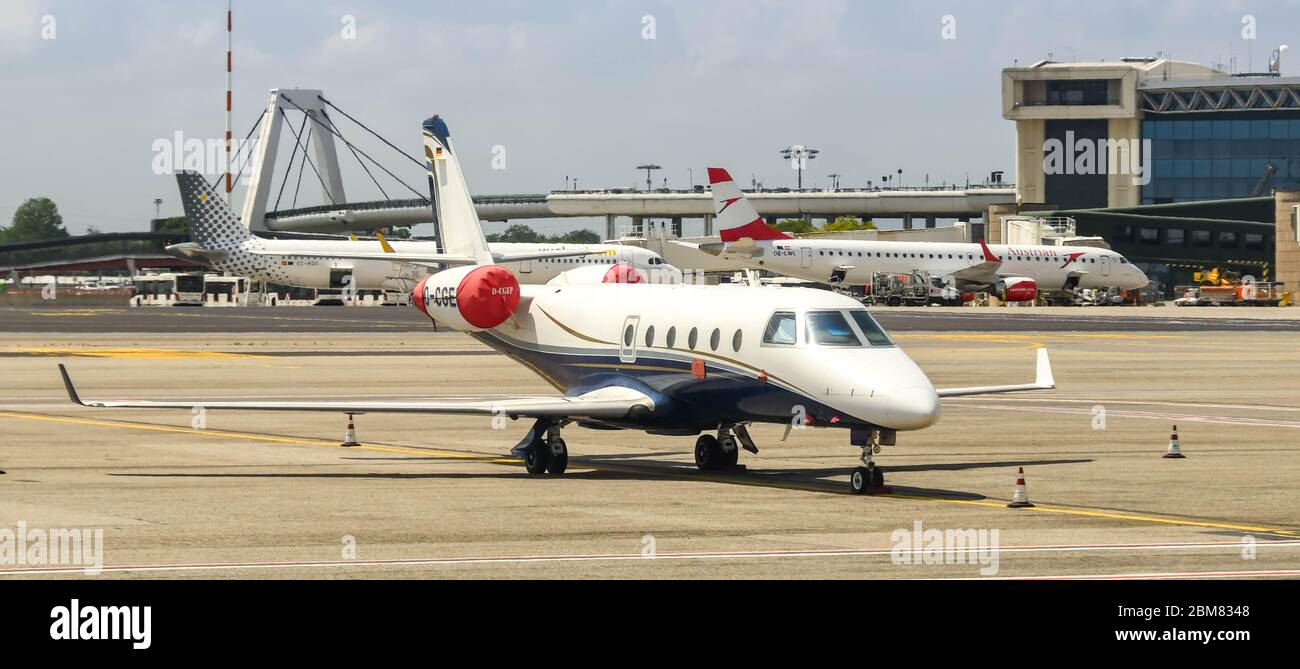 Parked jet aircraft hi-res stock photography and images - Alamy