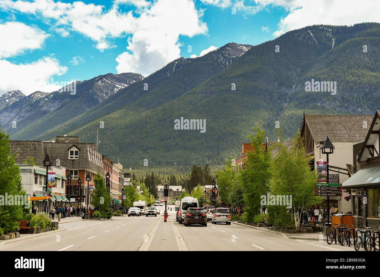 BANFF, AB, CANADA - JUNE 2018: Main street in the centre of Banff Stock ...
