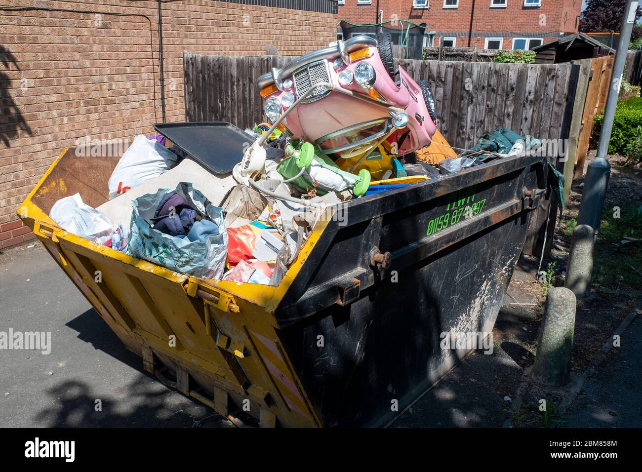 Car filled with rubbish hi-res stock photography and images - Alamy