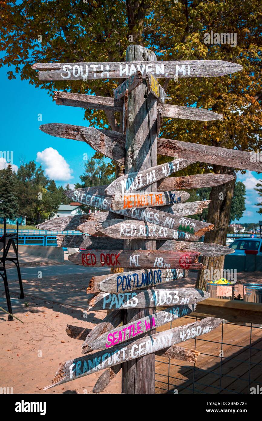 Sign post pointing to different cities Stock Photo - Alamy