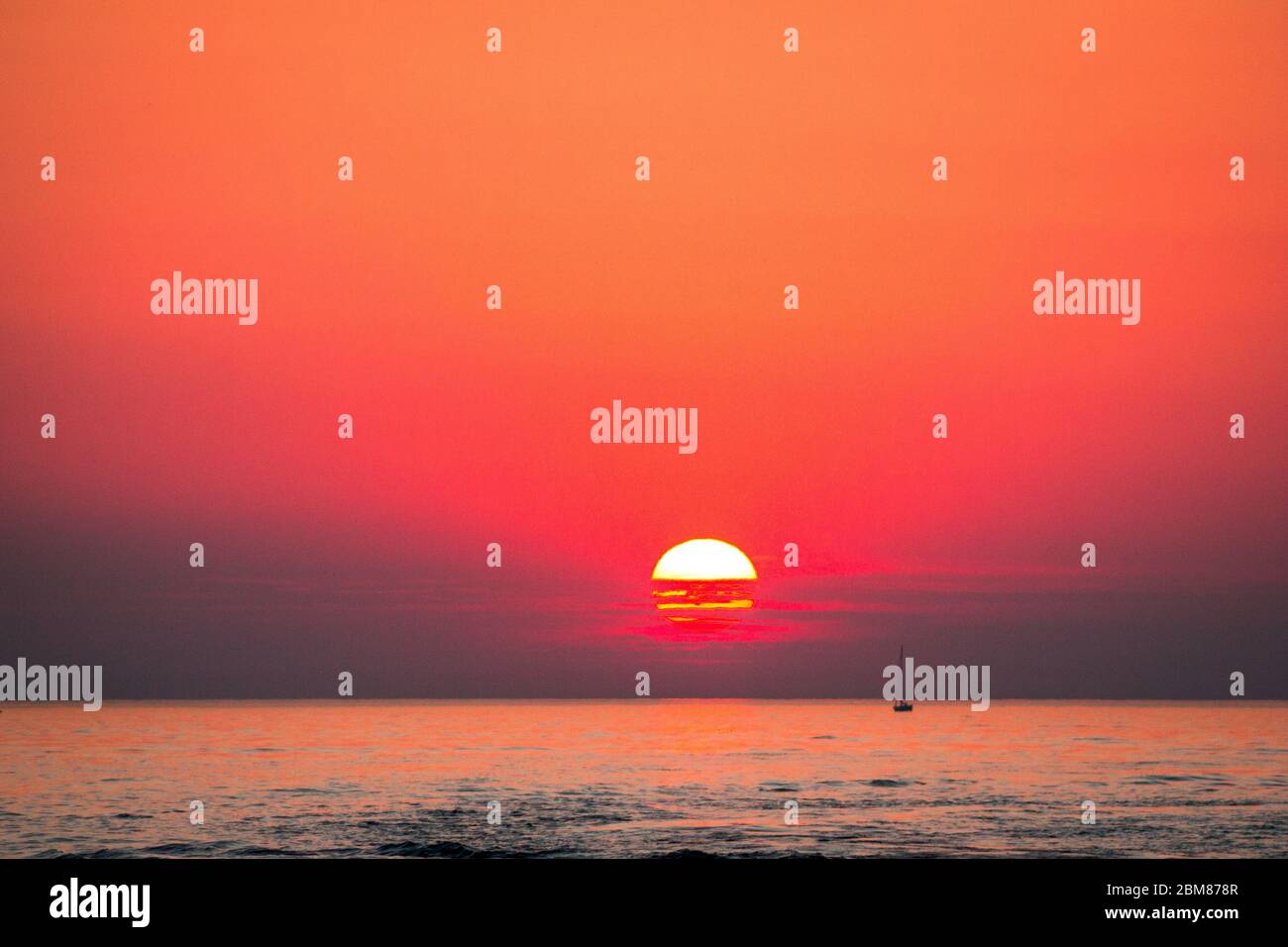Sun dropping below the horizon of Lake Michigan Stock Photo - Alamy