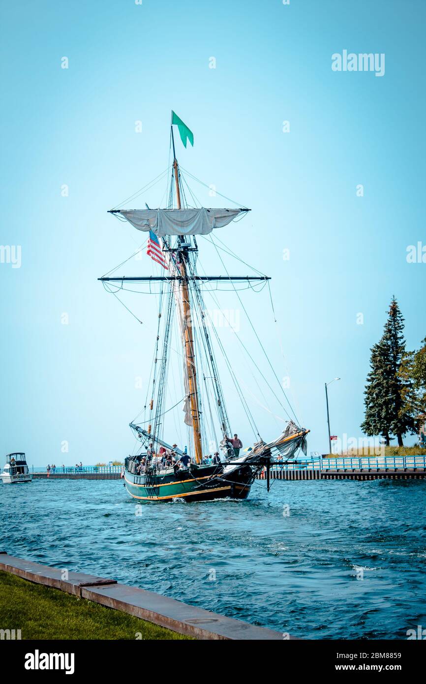 Ship setting sail hi-res stock photography and images - Alamy