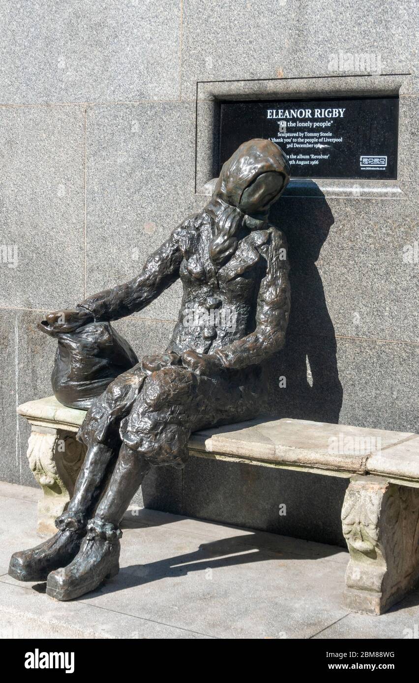 Eleanor rigby statue hi-res stock photography and images - Alamy