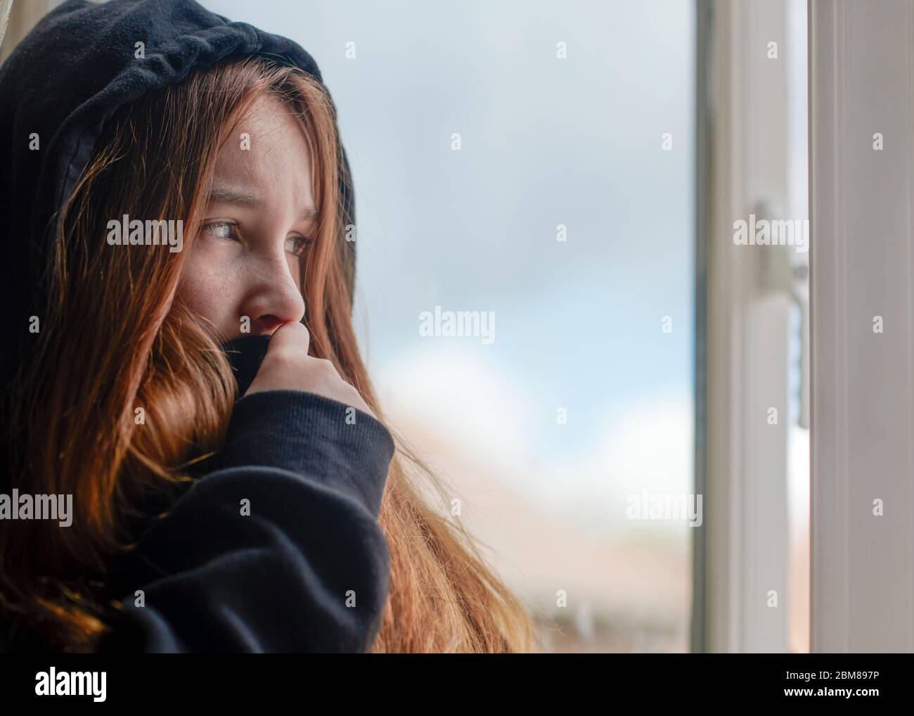 Child alone, home, abuse hi-res stock photography and images - Alamy