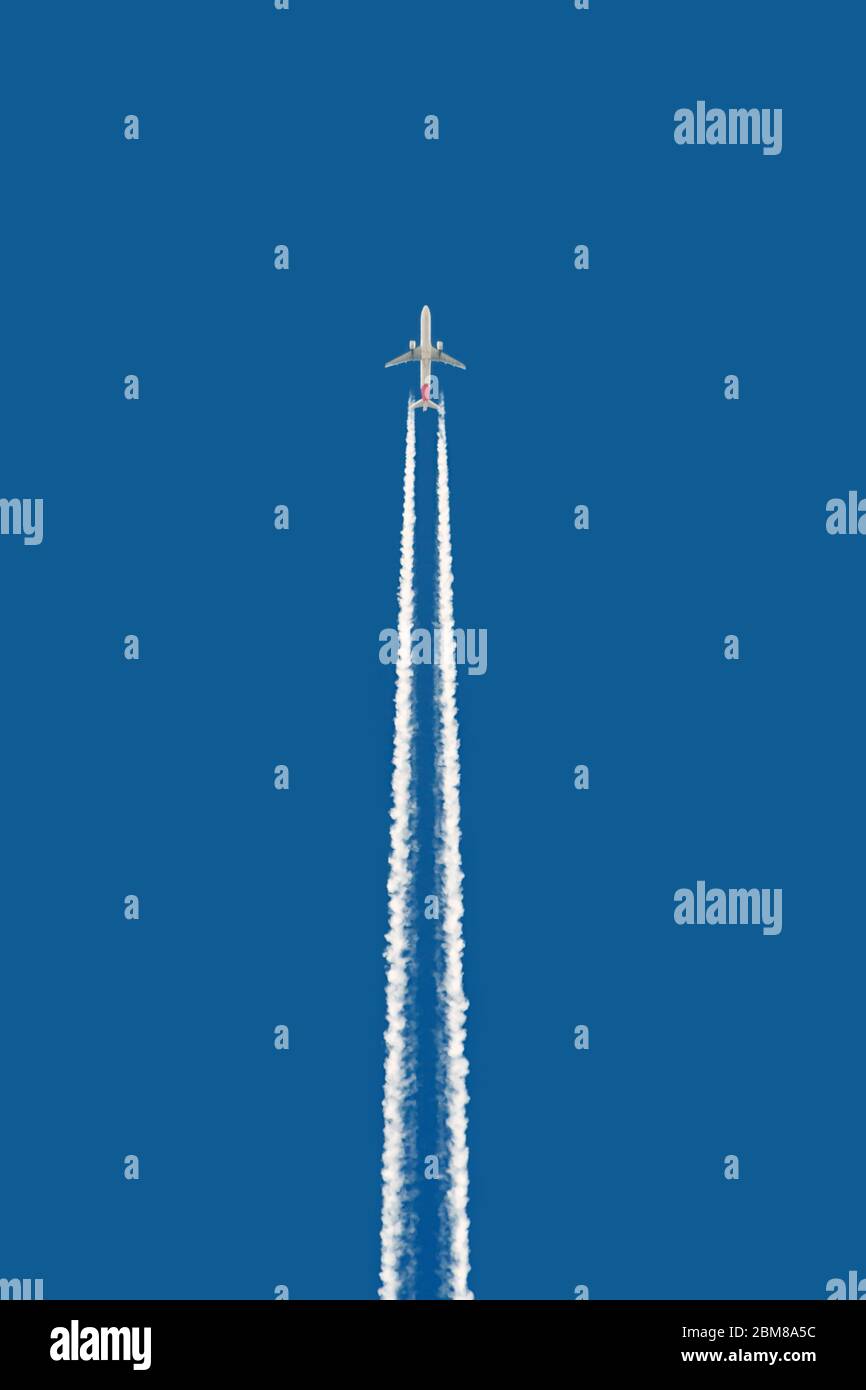 Cirrus homogenitus hi-res stock photography and images - Alamy