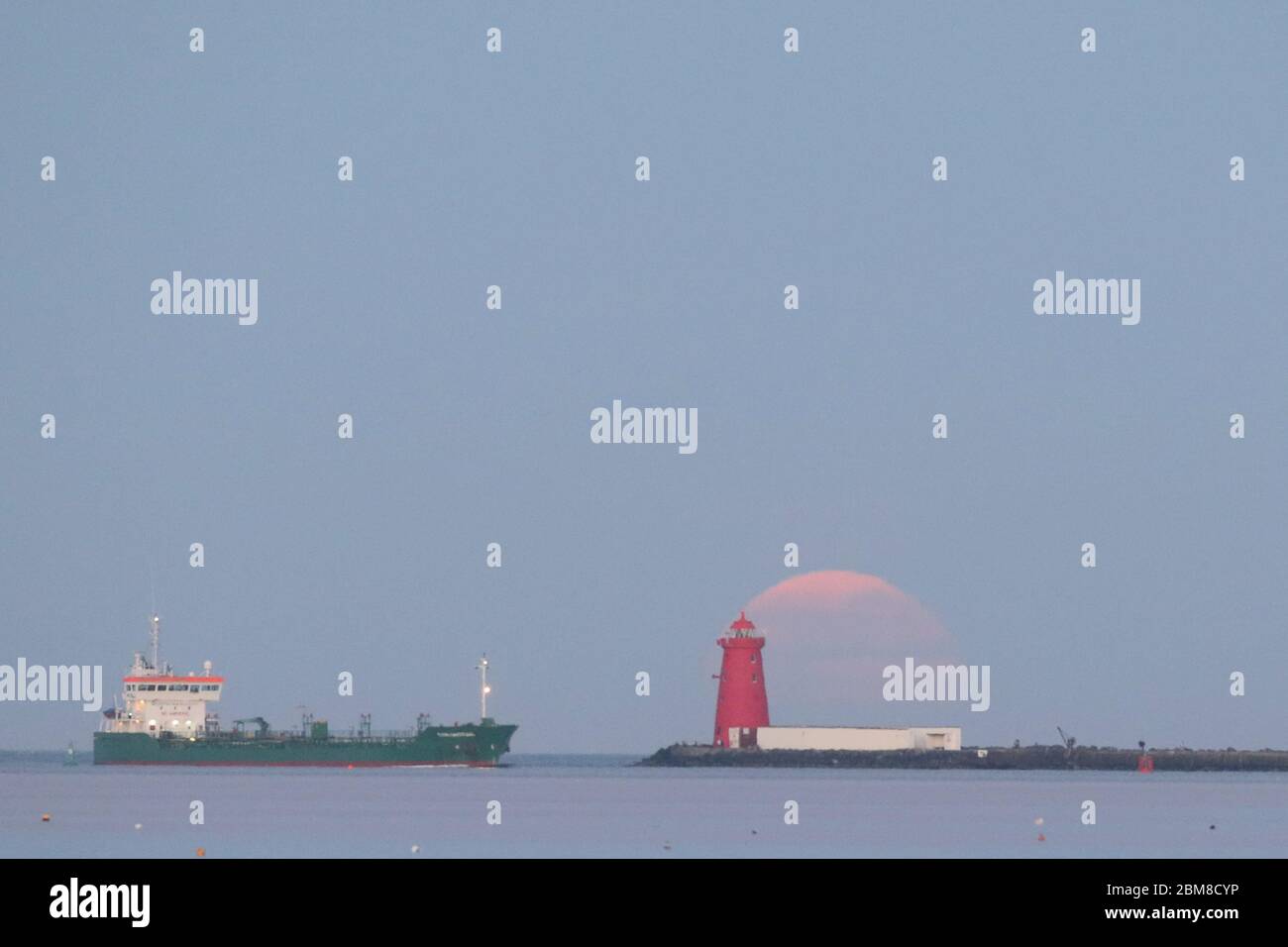 The final supermoon of the year rises over Poolbeg Lighthouse in Dublin ...