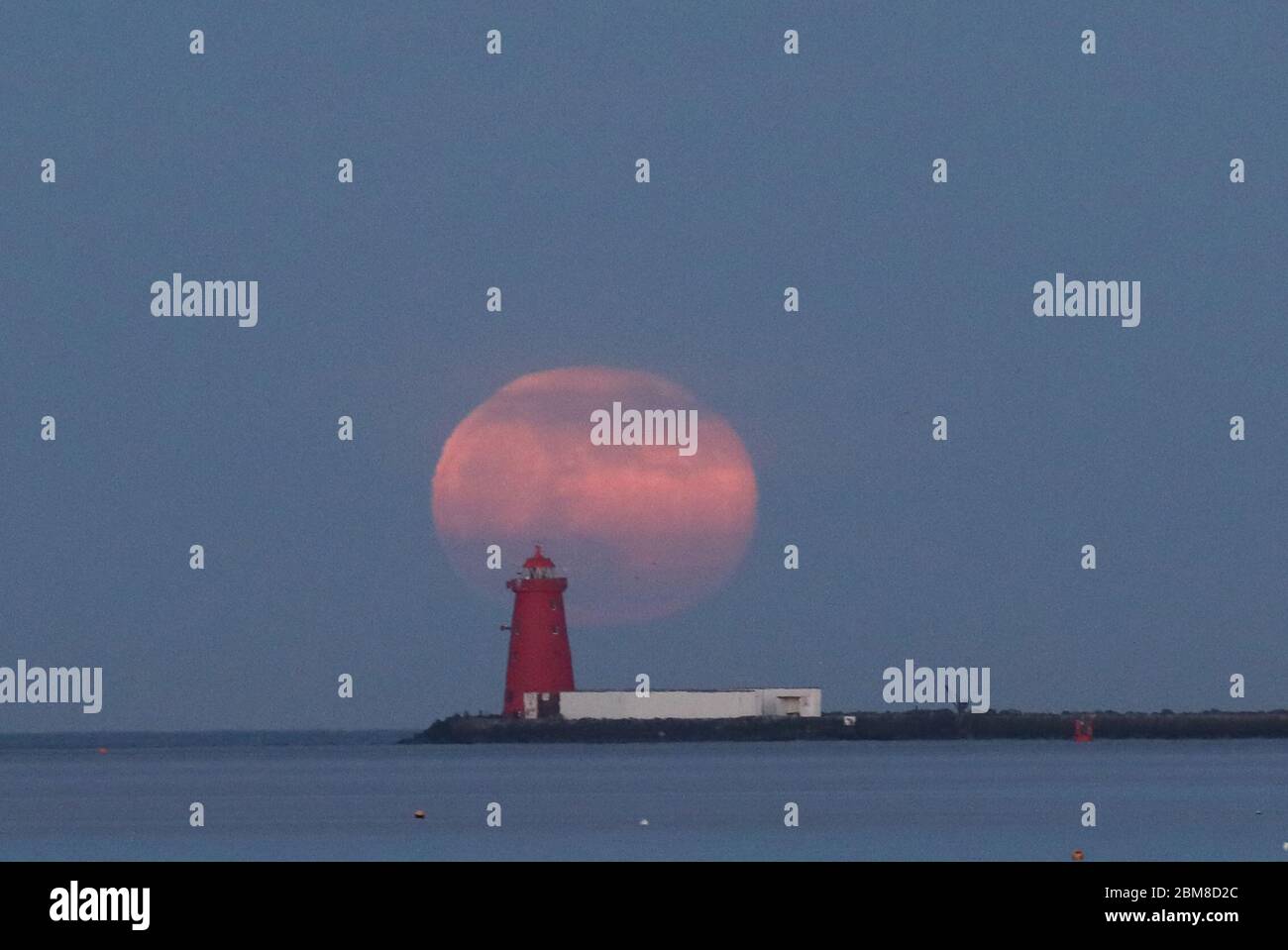 The final supermoon of the year rises over Poolbeg Lighthouse in Dublin ...