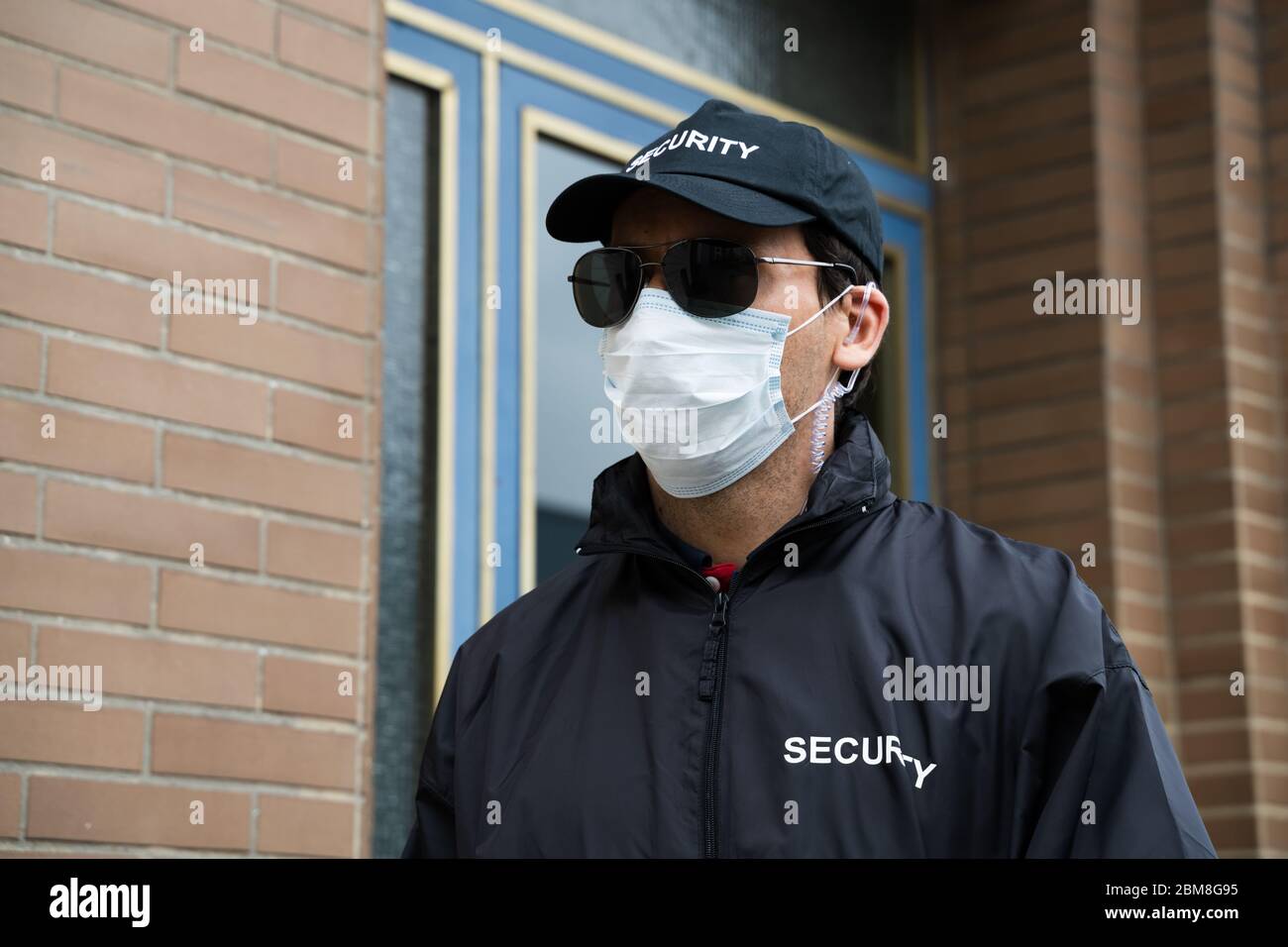 Armed police outside entrance hi-res stock photography and images - Alamy