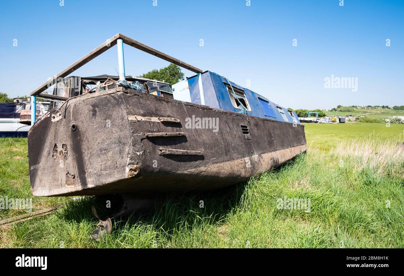 Old work barges hi-res stock photography and images - Alamy