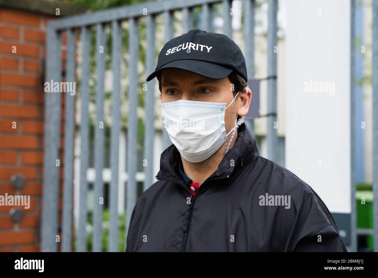 Police officer guards entrance hi-res stock photography and images - Alamy