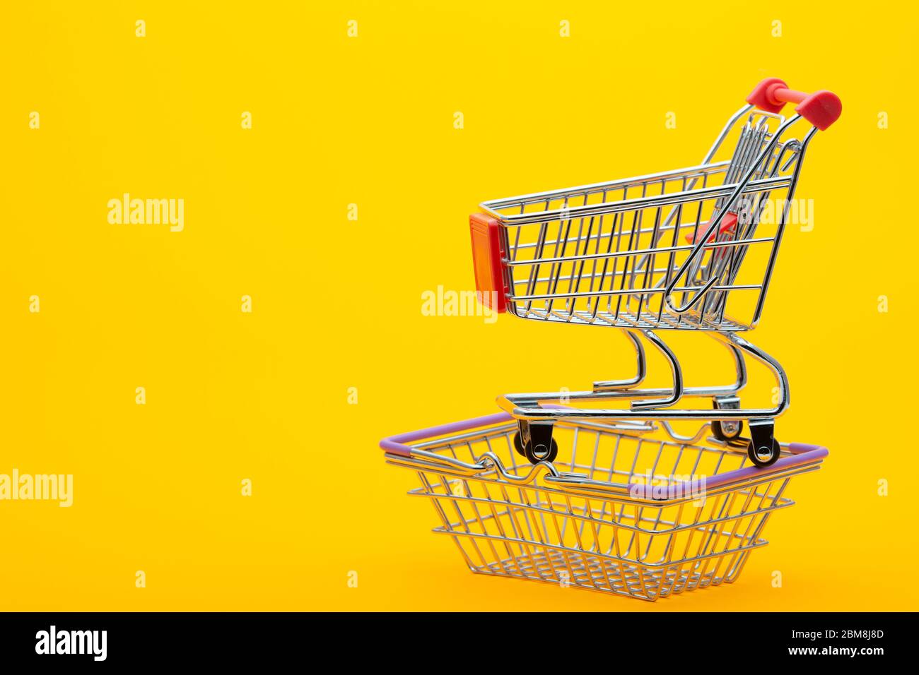 On an empty grocery cart is an empty grocery cart Stock Photo - Alamy