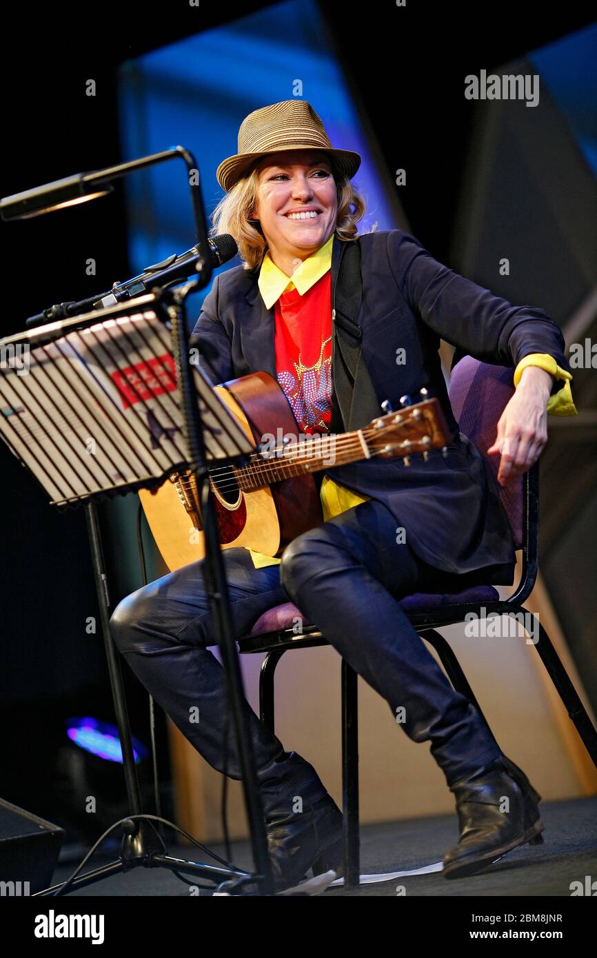 Welsh stage performer hi-res stock photography and images - Alamy