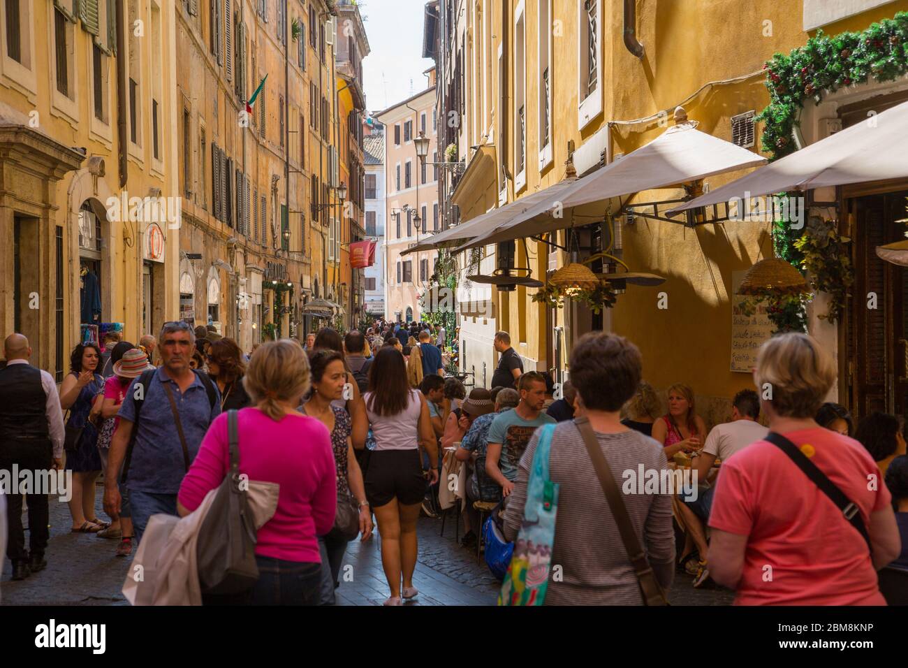 Busy street restaurants italy hi-res stock photography and images - Alamy