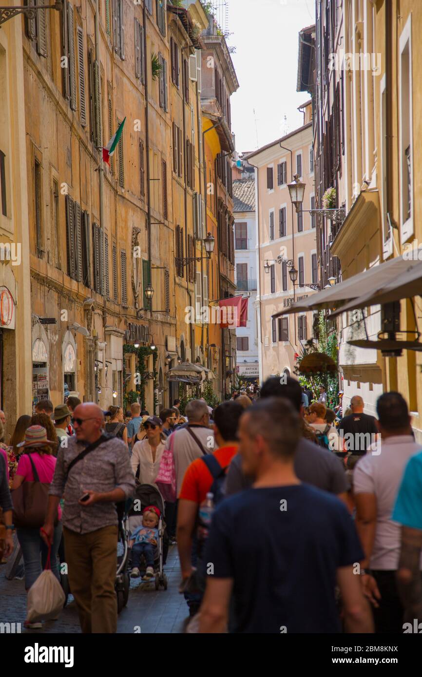 Side street rome hi-res stock photography and images - Alamy