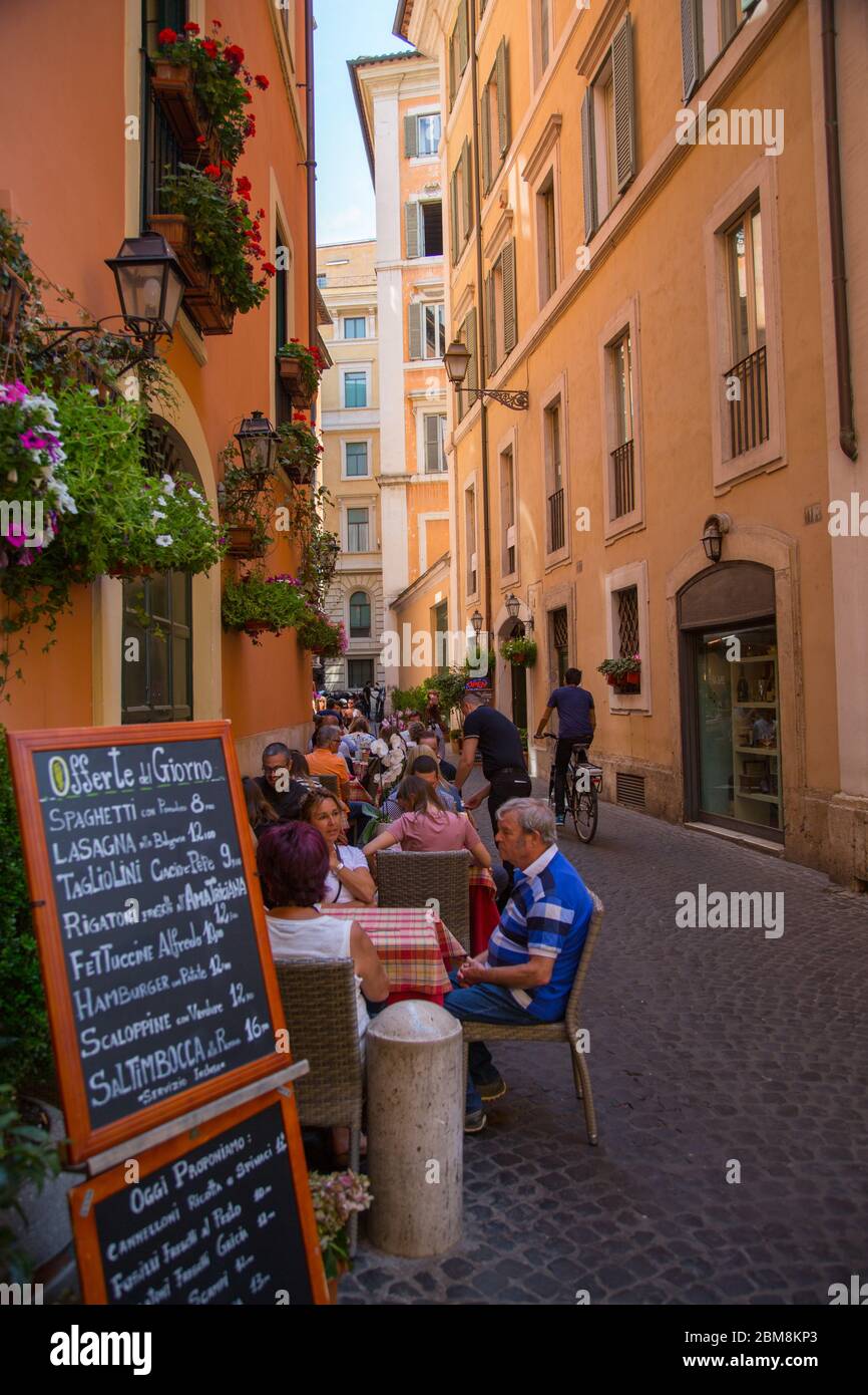 Busy street restaurants italy hi-res stock photography and images - Alamy