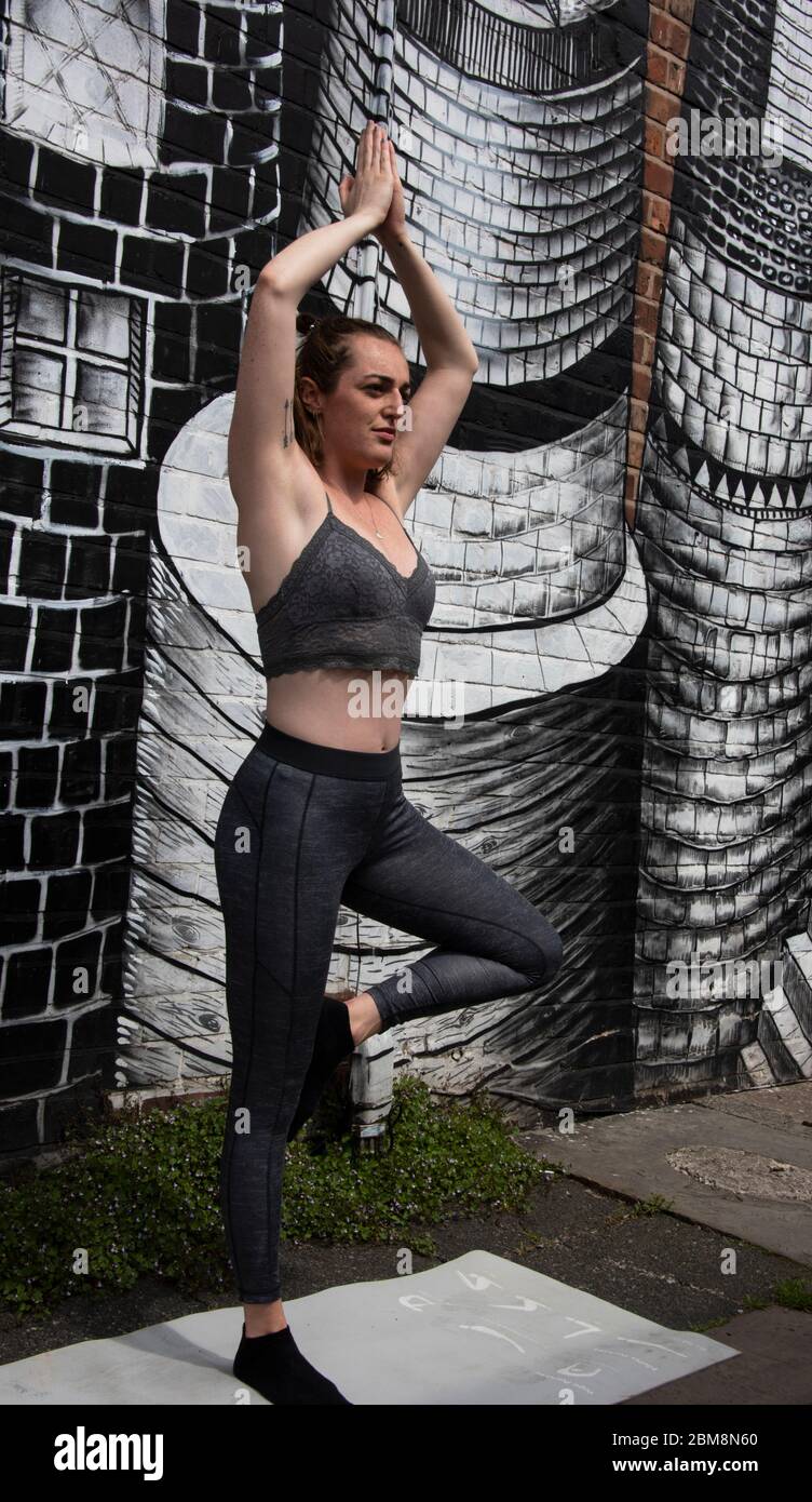 Molly jacobs exercises out doors hi-res stock photography and images ...