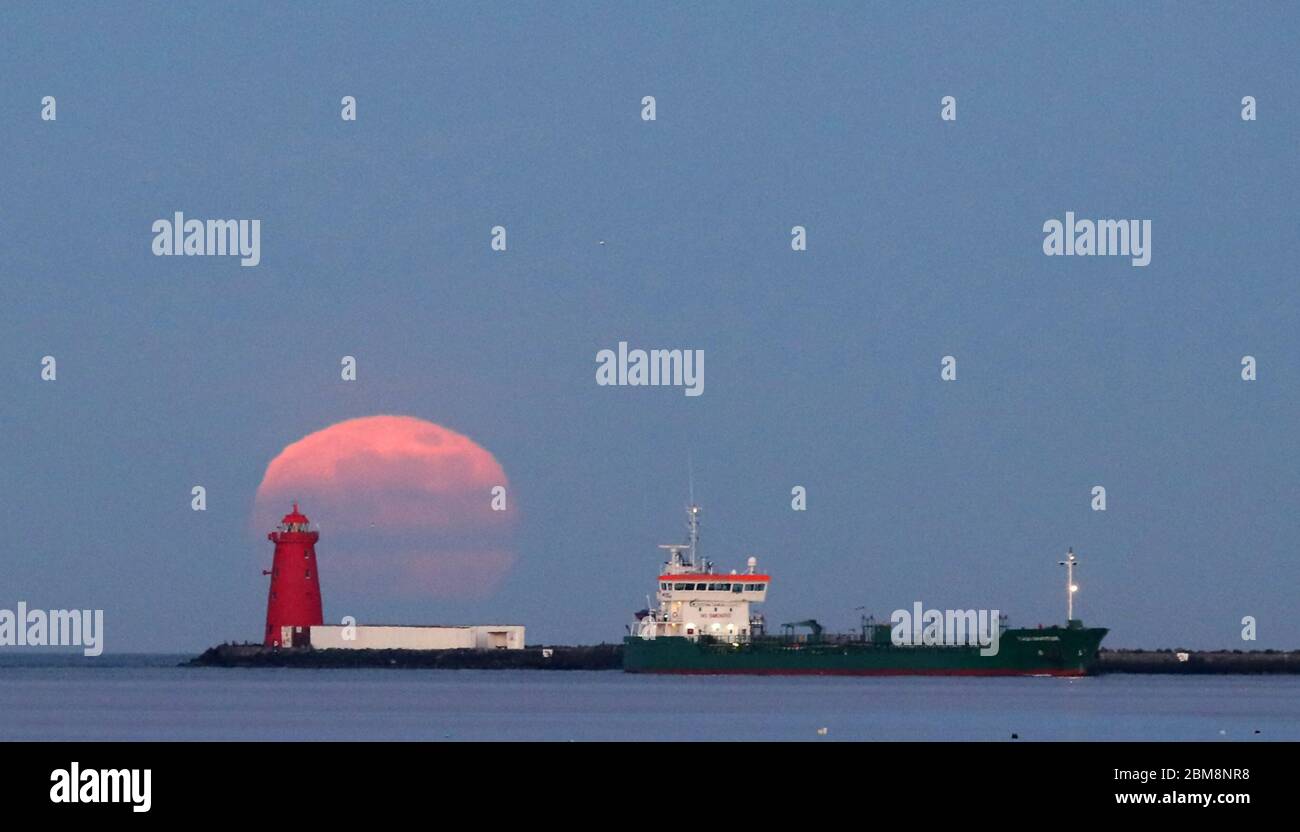 The final supermoon of the year rises over Poolbeg Lighthouse in Dublin ...