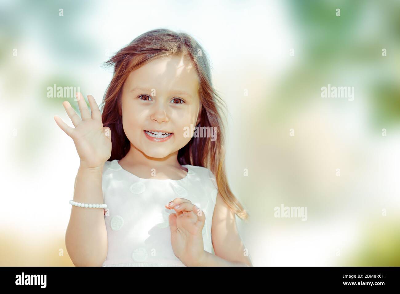 Child wave goodbye hi-res stock photography and images - Alamy