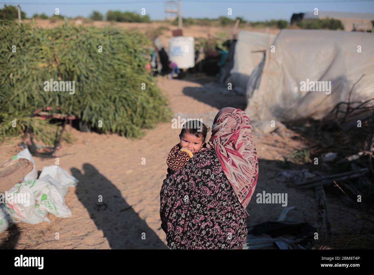 Rafah, The Gaza Strip, Palestine. 7th May, 2020. A Palestinian kid ...