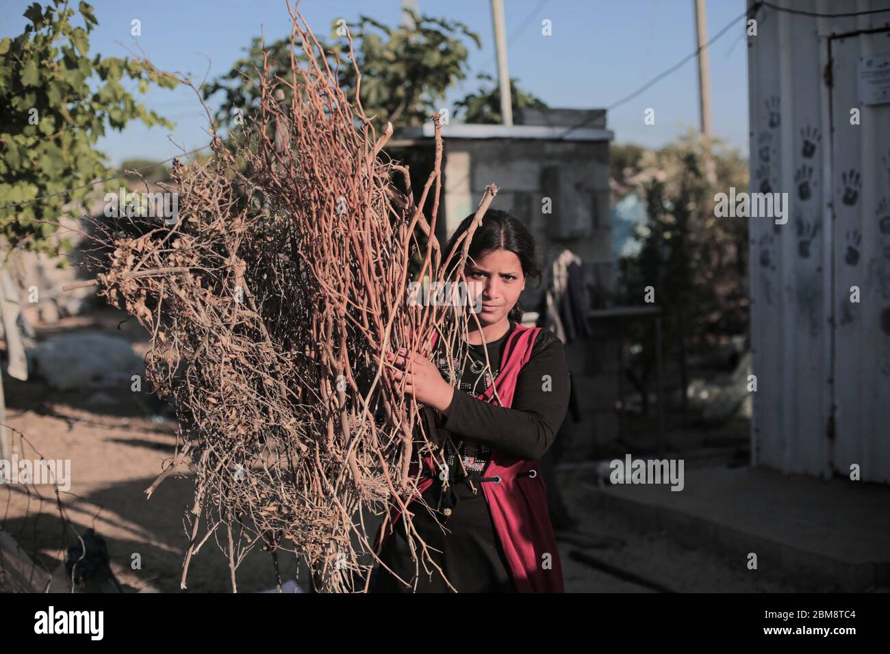 Rafah, The Gaza Strip, Palestine. 7th May, 2020. A Palestinian kid ...