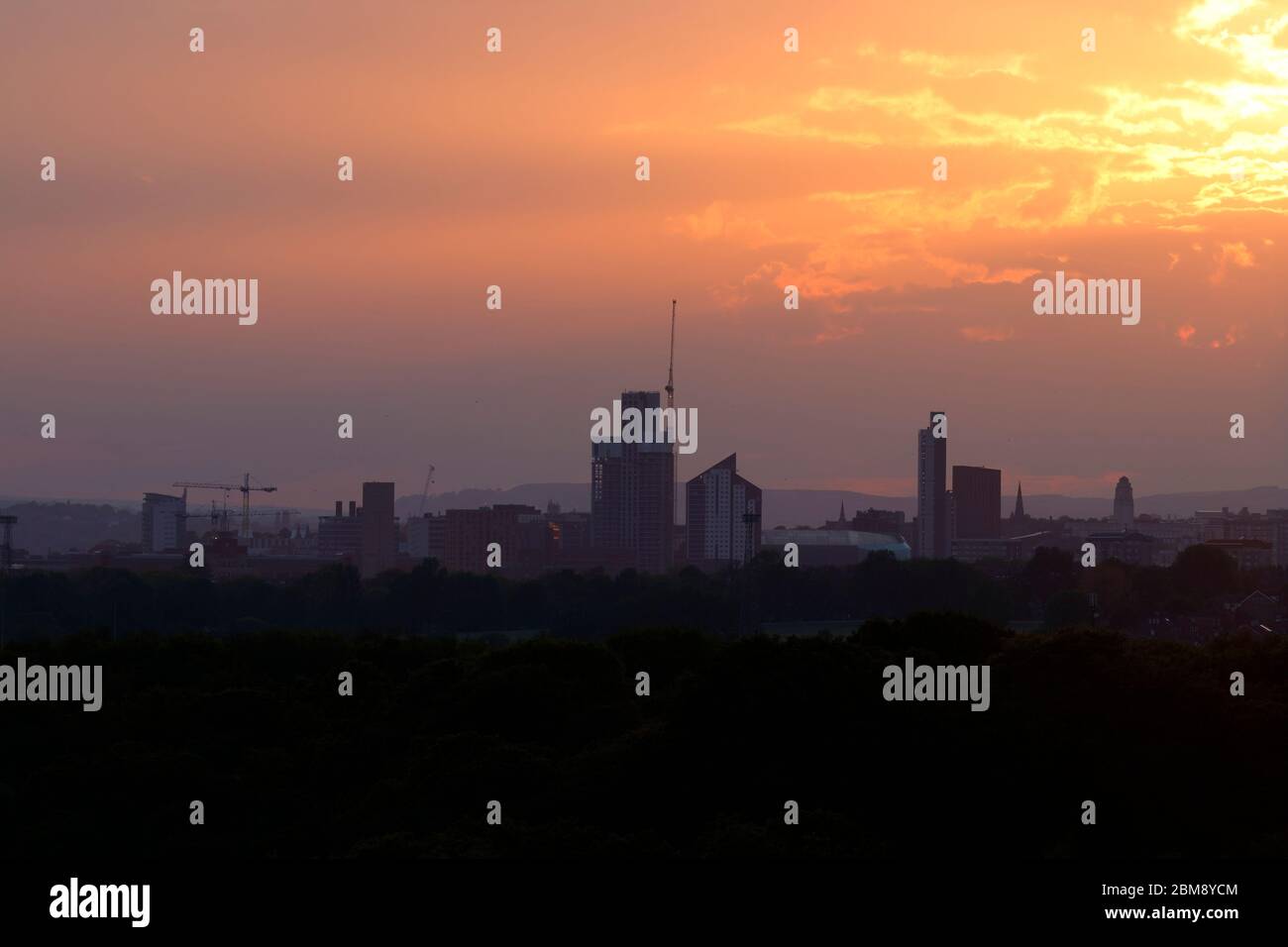 Leeds city skyline sunset hi-res stock photography and images - Alamy