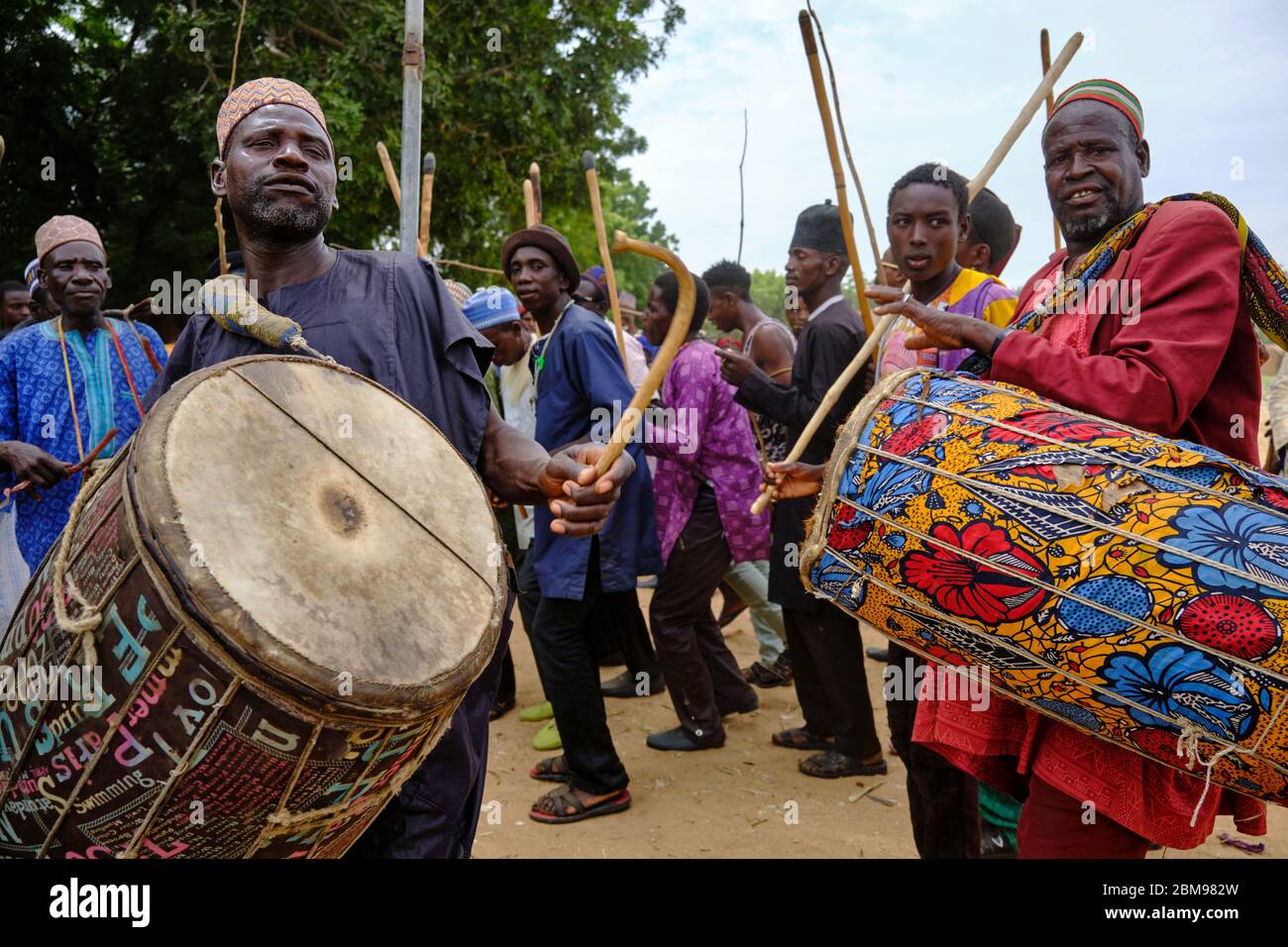Boys playing drums hi-res stock photography and images - Alamy
