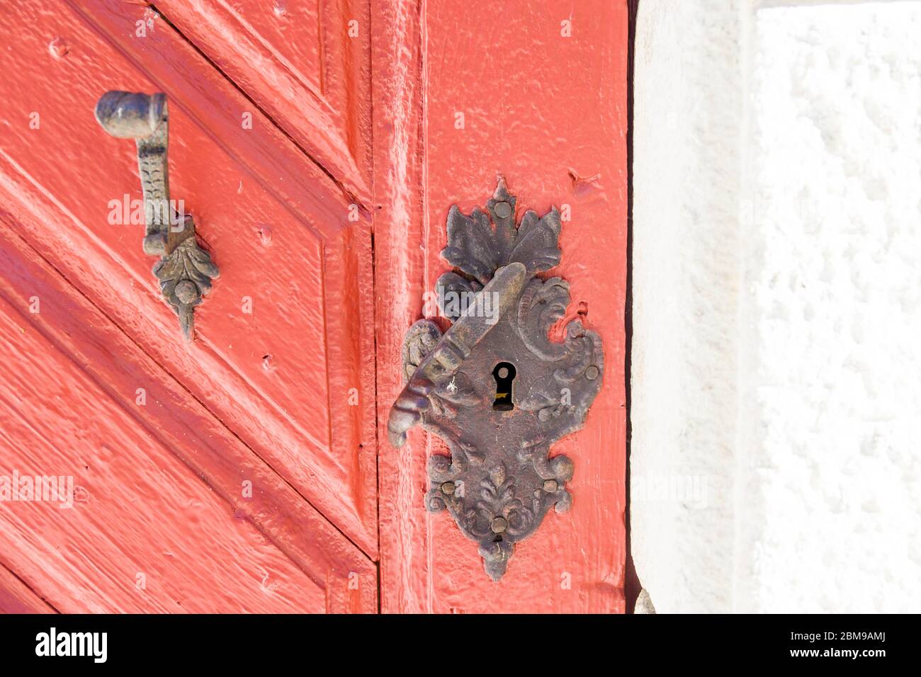 lock and handle in artisan art of the ancient castle door Stock Photo ...