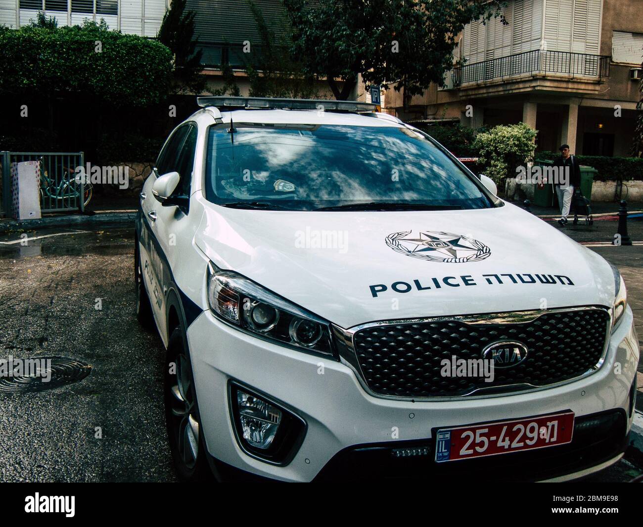 Police car parked in middle hi-res stock photography and images - Alamy