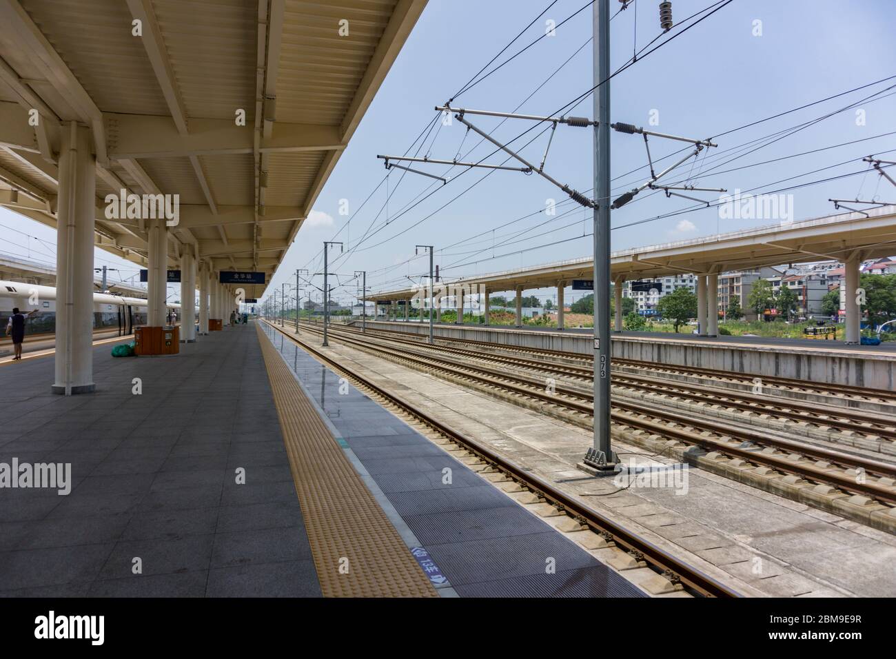 Platform railway station hi-res stock photography and images - Alamy