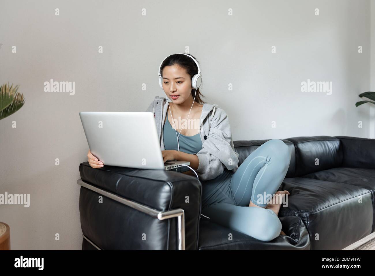 Asian oriental chinese people female hi-res stock photography and ...