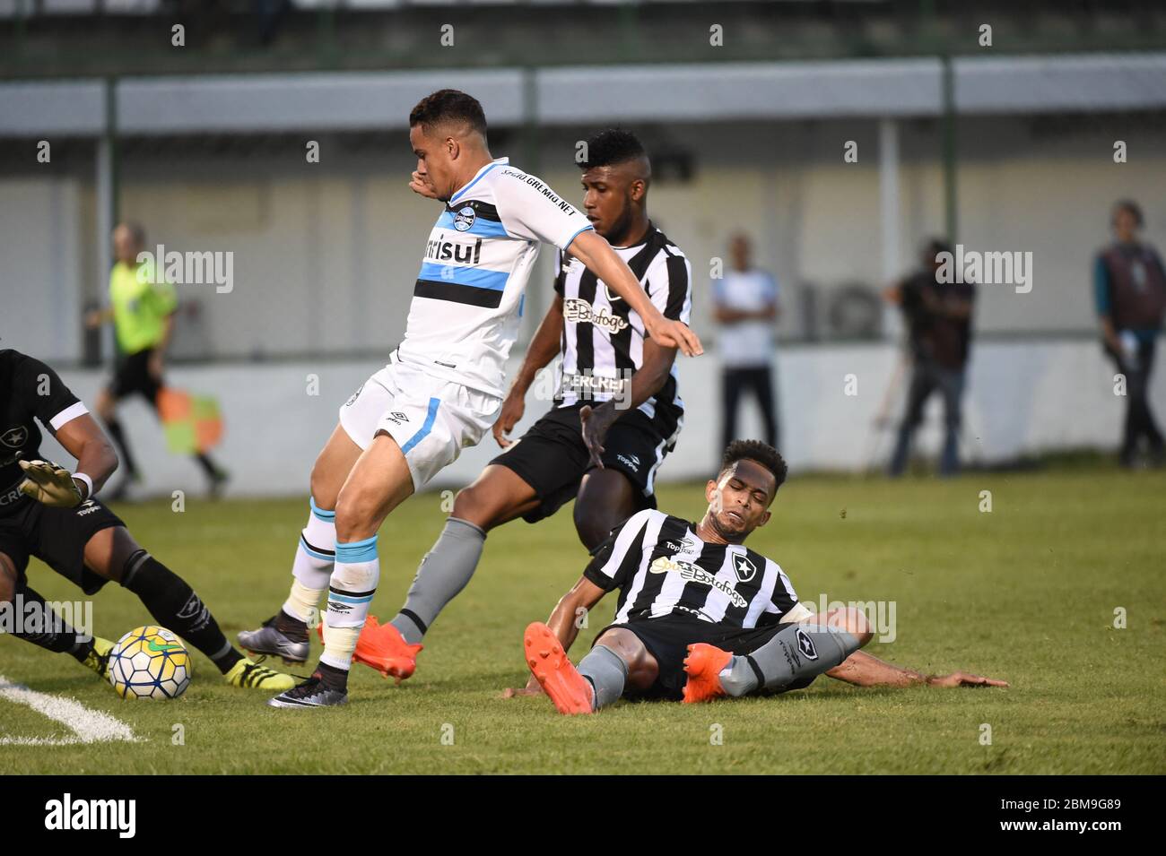 Breaks his leg hi-res stock photography and images - Alamy