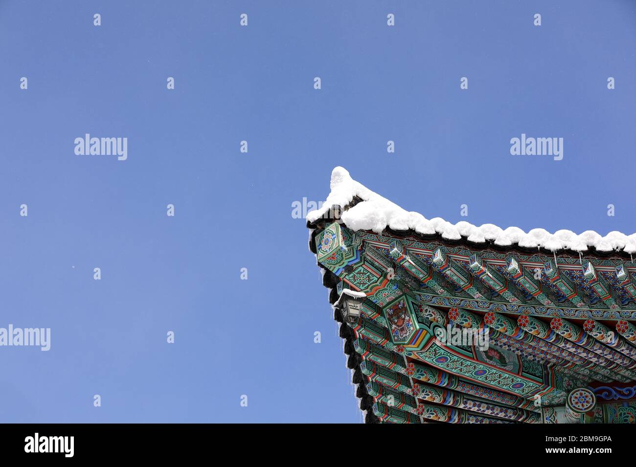 Traditional korean roof construction hi-res stock photography and ...