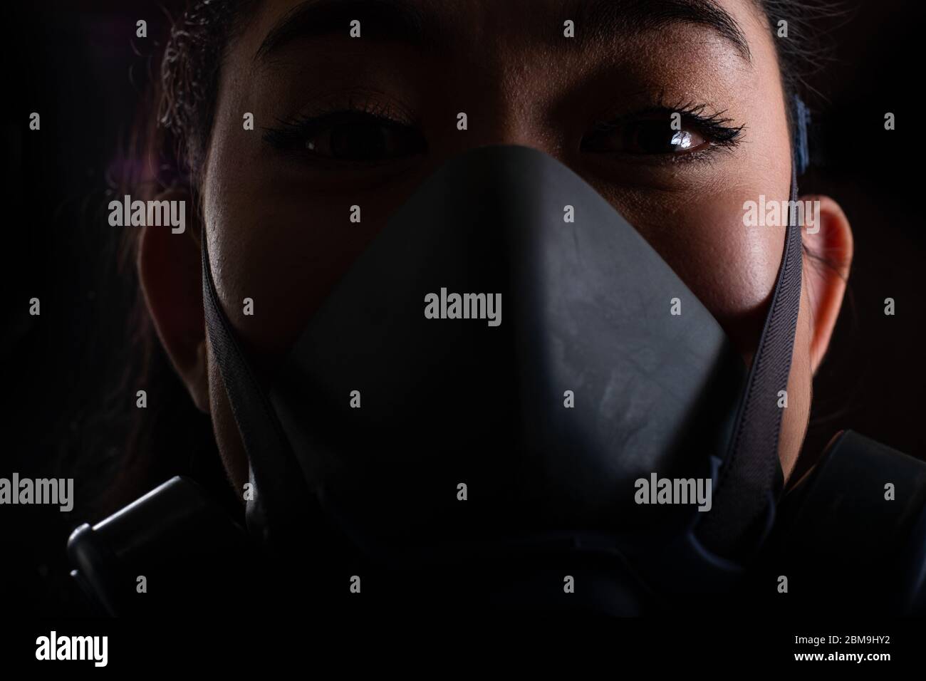 Close up the woman of young Asia woman putting on a Half-Mask ...